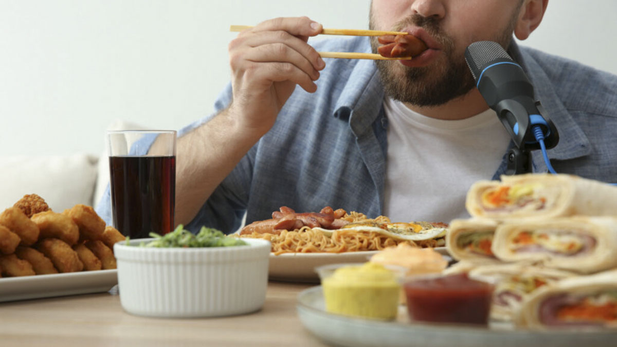 Mukbang nghĩa là gì? Tại sao nhiều người thích xem Mukbang?